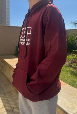 Blusa Moletom Cangurú Vinho Bordado USP em Branco - Us Papel Artigos